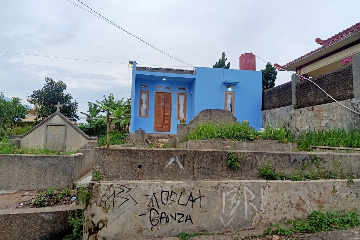 Rumah Permanen Dibangun di Tengah Kuburan Cikadut