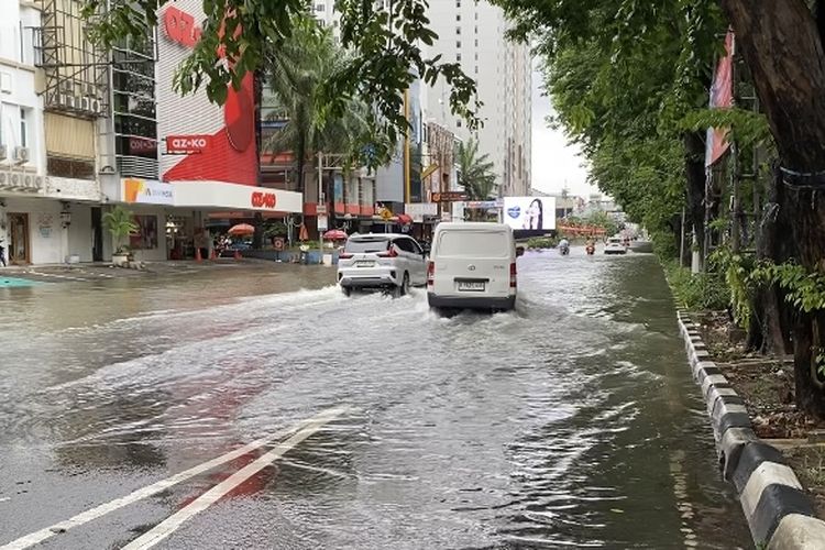 Jalan Boulevard Raya Kelapa Gading Banjir, Tinggi Air Capai 20 Sentimeter