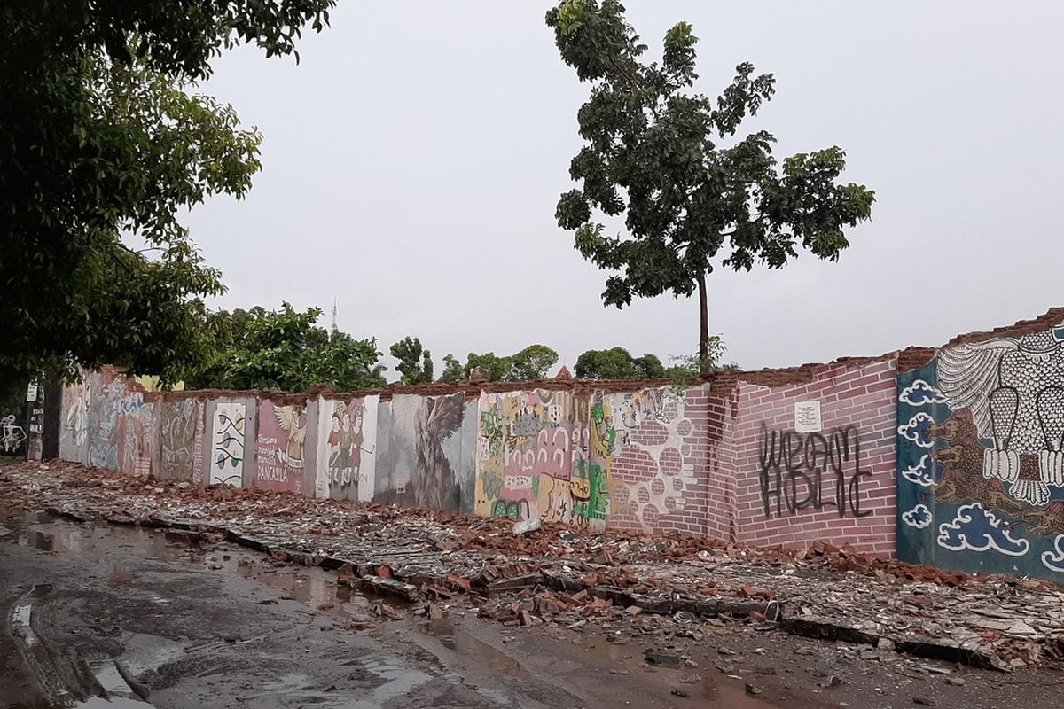 Hujan Disertai Angin Kencang, Tembok Stadion Kridosono dan RS Bethesda ...