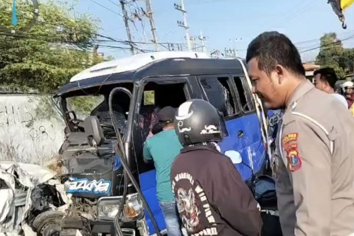Bus Kecil Tabrak Avanza Akibatkan Kaki Sopir Patah di Pamekasan
