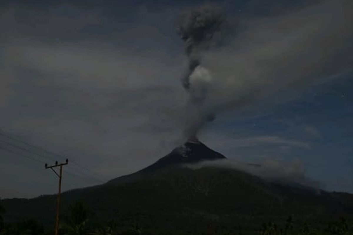 Gunung Lewotobi Meletus Lagi Malam Ini, Semburkan Abu Vulkanik 2.000 Meter