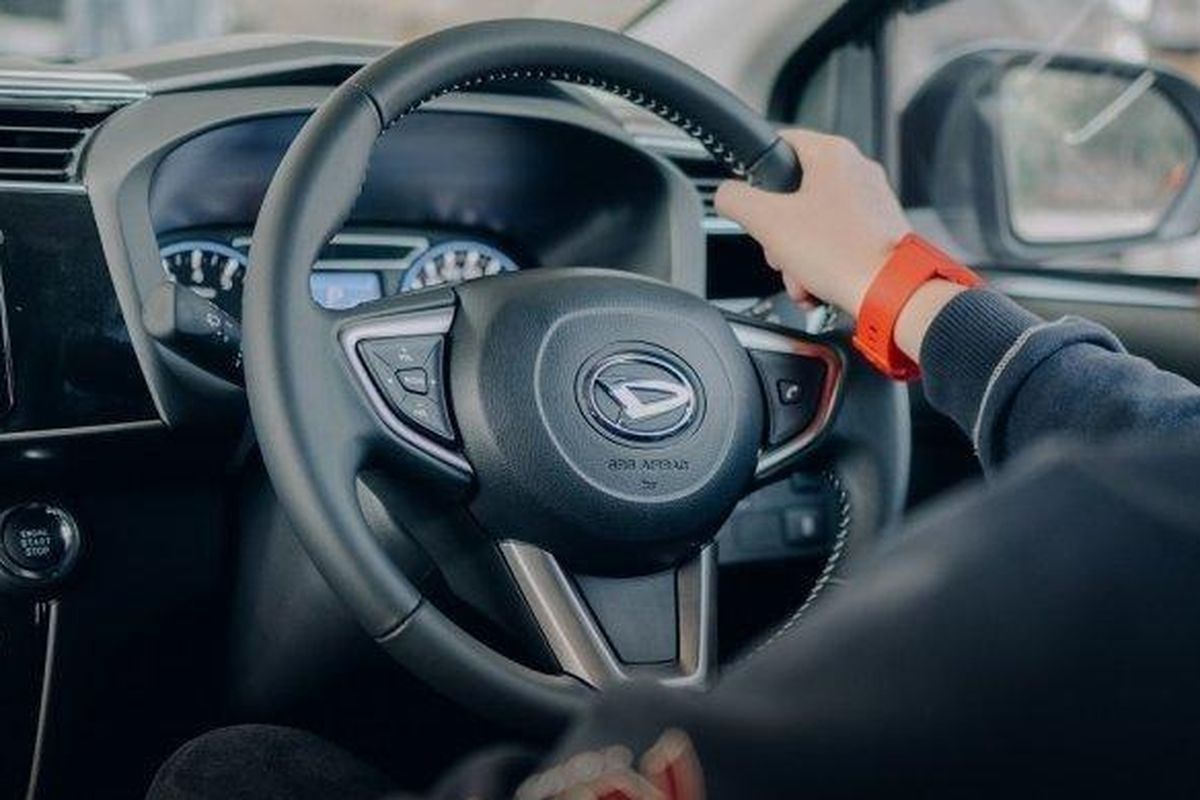 Mengapa Setir Mobil Harus Lurus Saat Parkir?