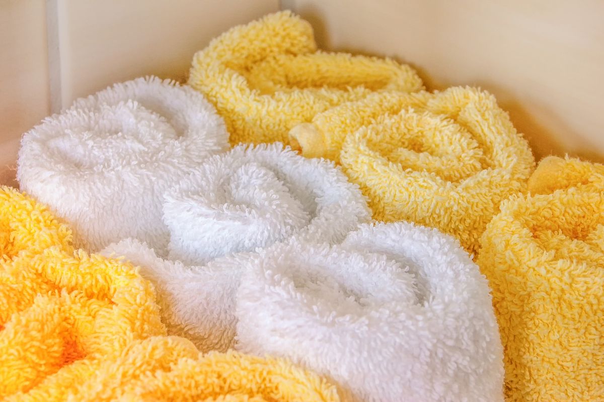 Penyebab Handuk Mandi Menghitam dan Timbul Bercak Berwarna