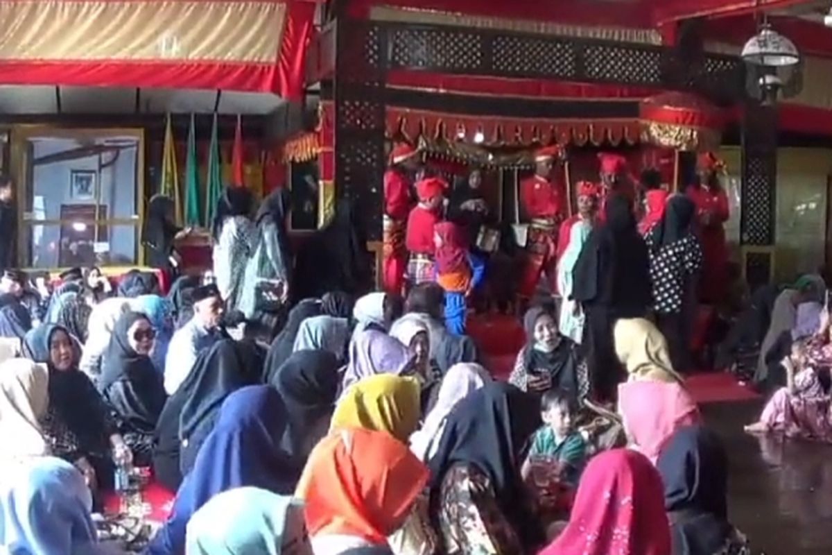 Raja Gowa ke-38 Mangkat, Ribuan Warga Padati Istana Kerajaan