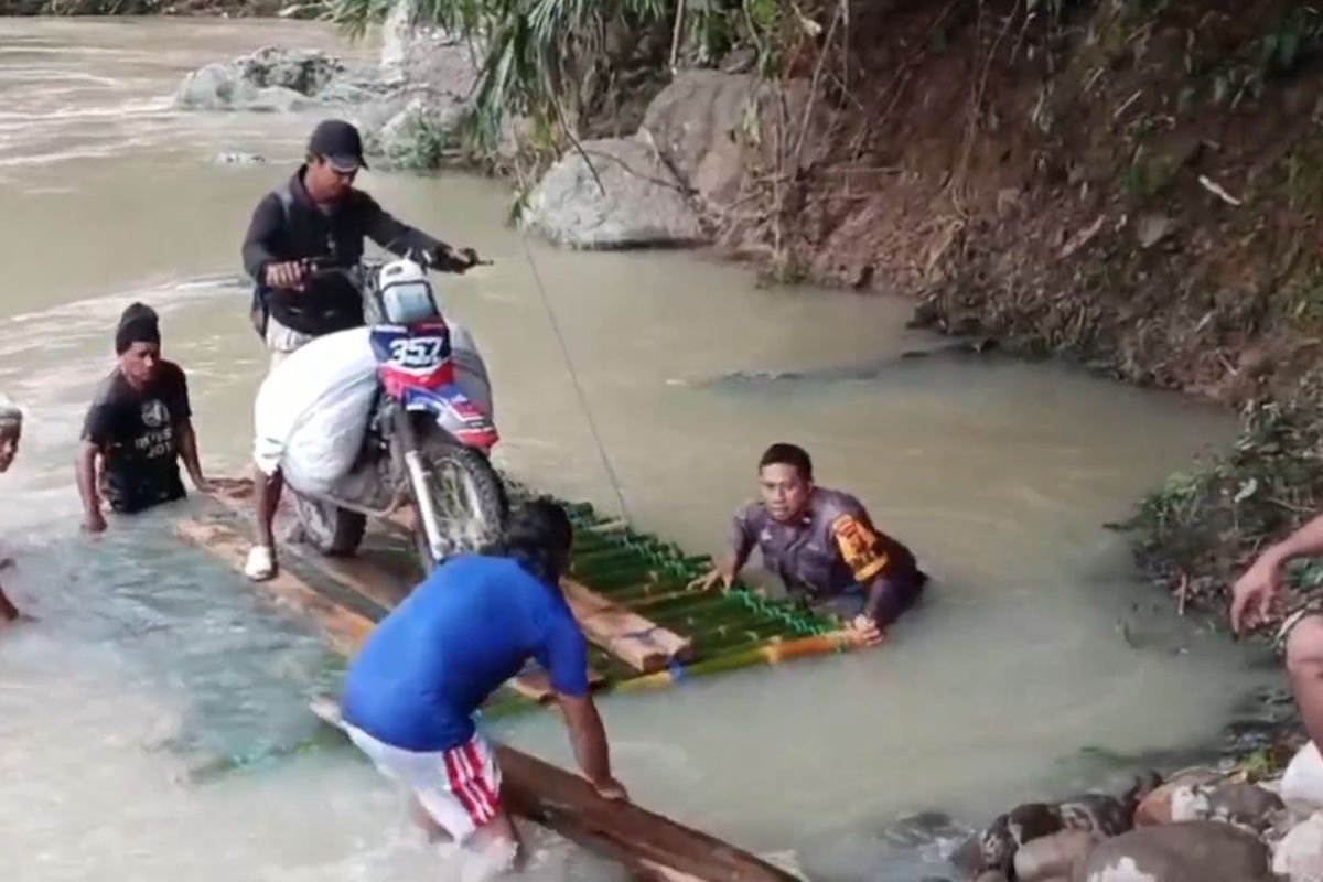 Sudah Sepekan Warga Polewali Mandar Terisolir karena Jembatan Putus, Seberangi Sungai Pakai ...