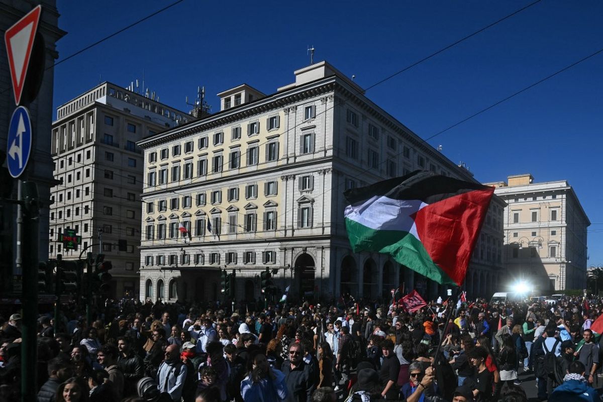 Bentrok Warnai Laga Italia Vs Israel, Aktivis Pro-Palestina Tuntut ...