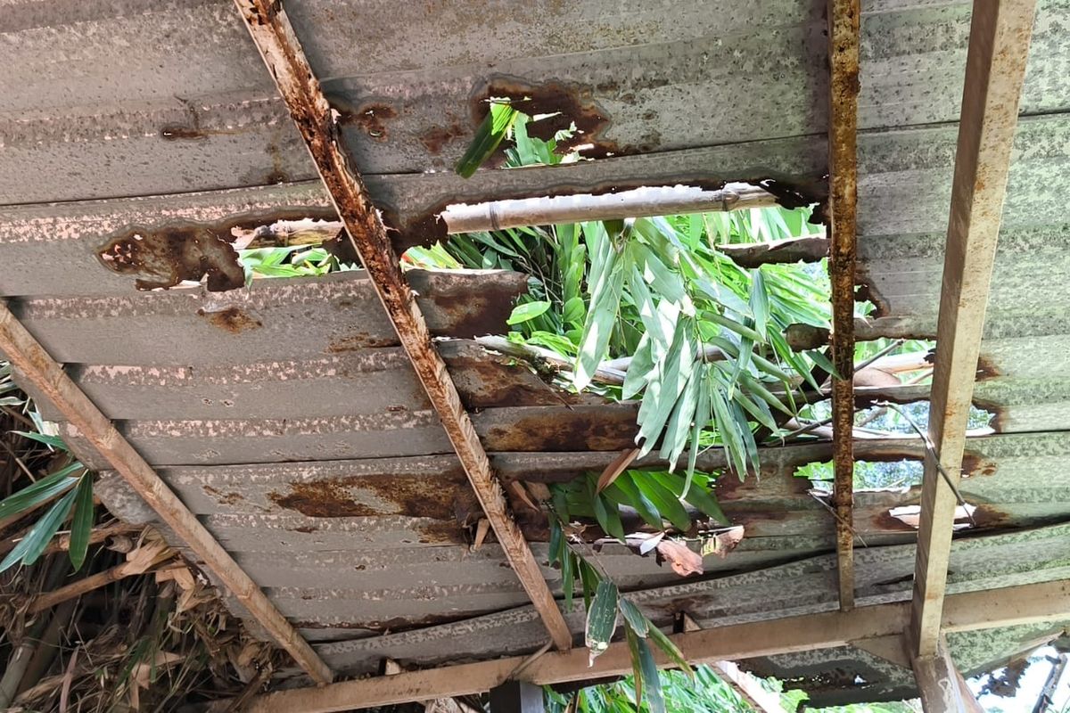 Atap Pejalan Kaki di Stasiun Jurangmangu Rusak, Penumpang KRL Khawatir ...