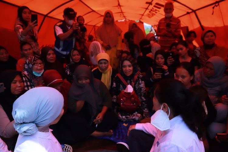 Sambangi Posko Korban Gempa Cianjur, Dirut Pertamina Serahkan Bantuan Sambangi Posko Korban Gempa Cianjur, Dirut Pertamina Serahkan Bantuan