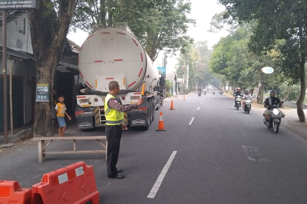 Sopir Ngantuk, Truk Tangki Tabrak Dua Rumah dan Pohon di Bantul