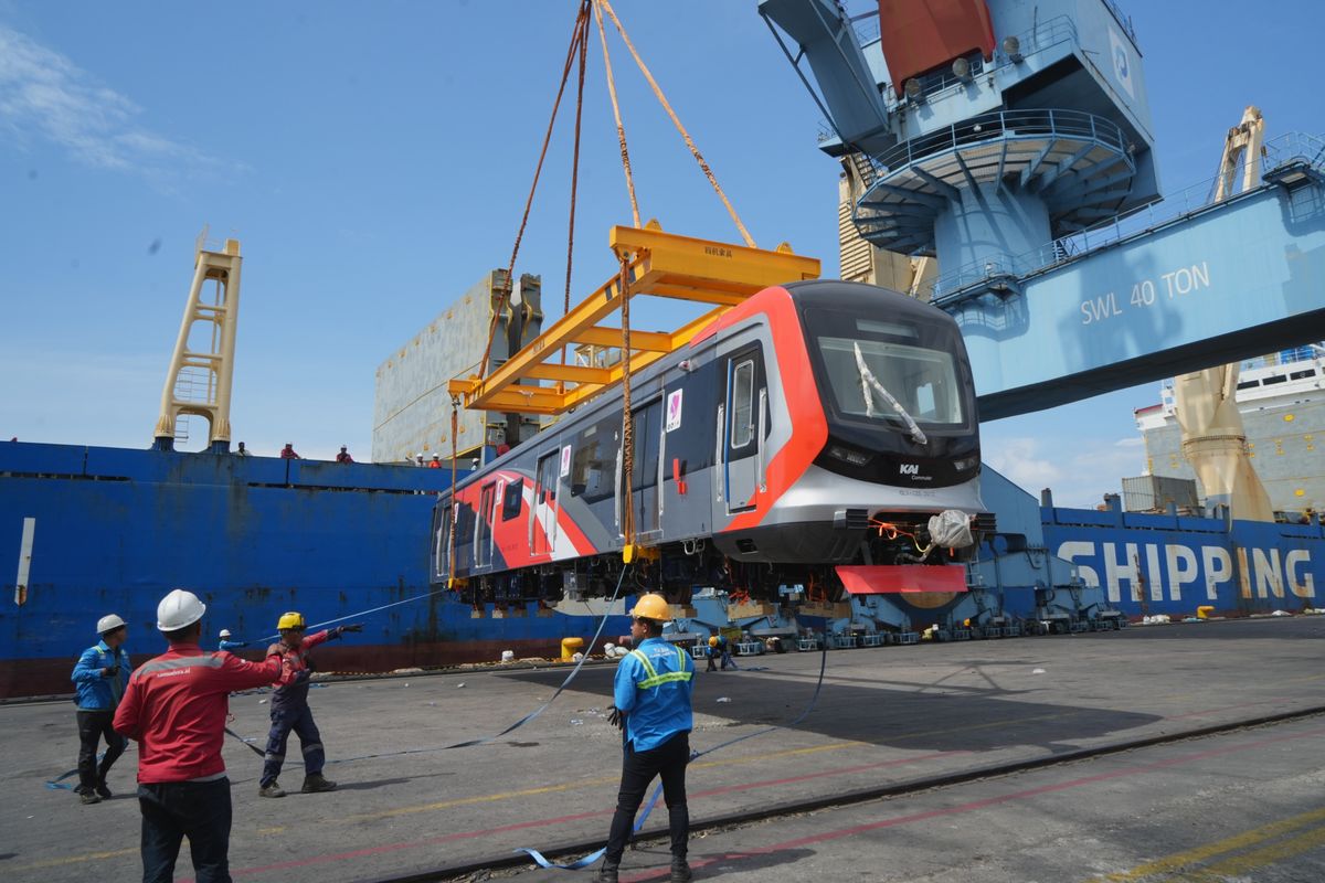 2 Trainset KRL Pesanan KAI Commuter dari China Tiba di Indonesia, Ini ...