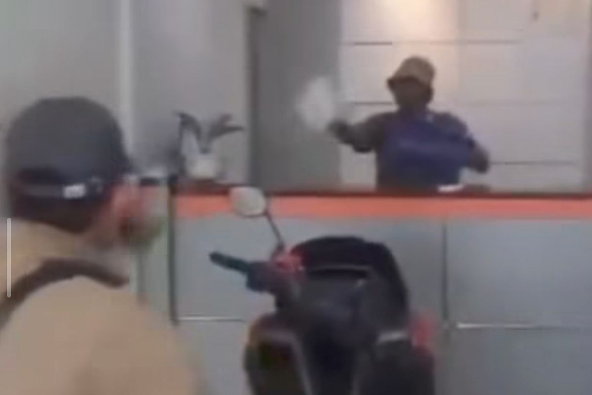 Pria Diduga ODGJ Mengamuk di Kantor Bank Bekasi, Kini Dirawat di RS Polri