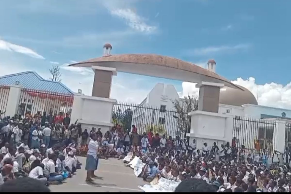 Demo Tolak MBG, Massa Pelajar Padati Kantor Gubernur Papua Pegunungan