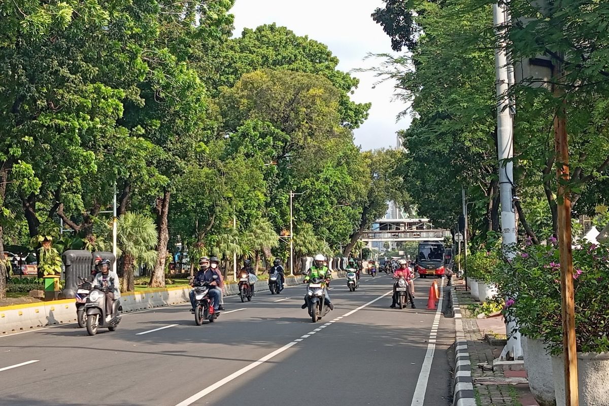 Massa Aksi Tolak UU Cipta Kerja Bubar, Jalan Medan Merdeka Barat Sudah ...