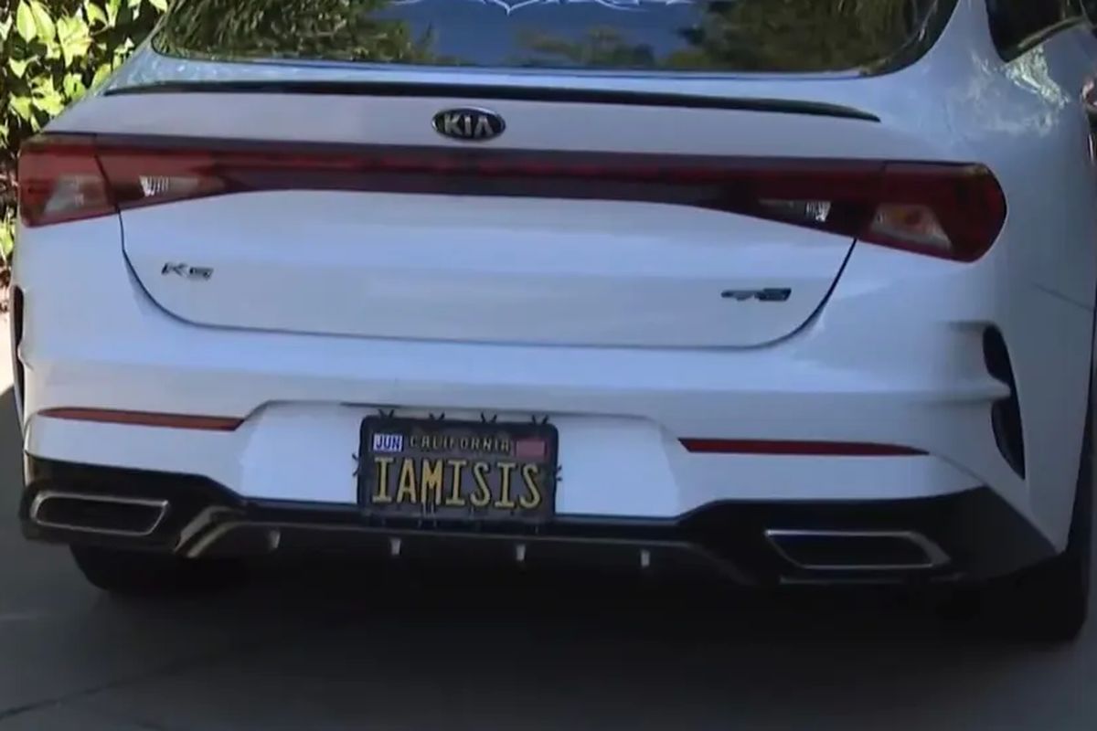 Pengemudi California Pertahankan Pelat Nomor "IAMISIS" meski Kontroversial