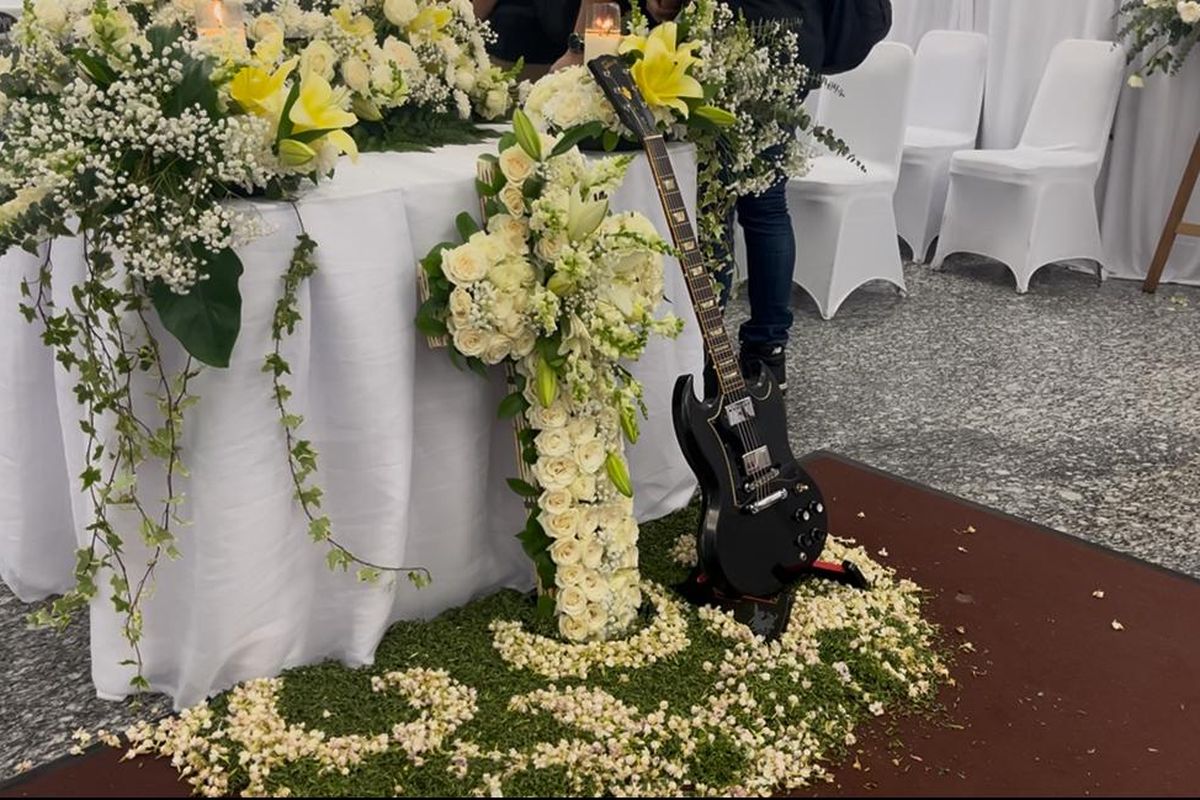 Gitar Hitam di Dekat Peti, Saksi Bisu Melodi Terakhir Ricky Siahaan