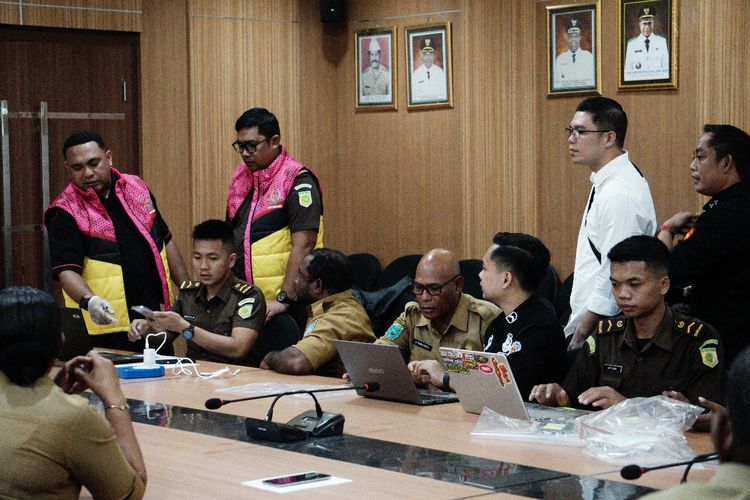 Dugaan Korupsi APBD Rp 18 Miliar, Kejati Papua Barat Geledah Kantor ...