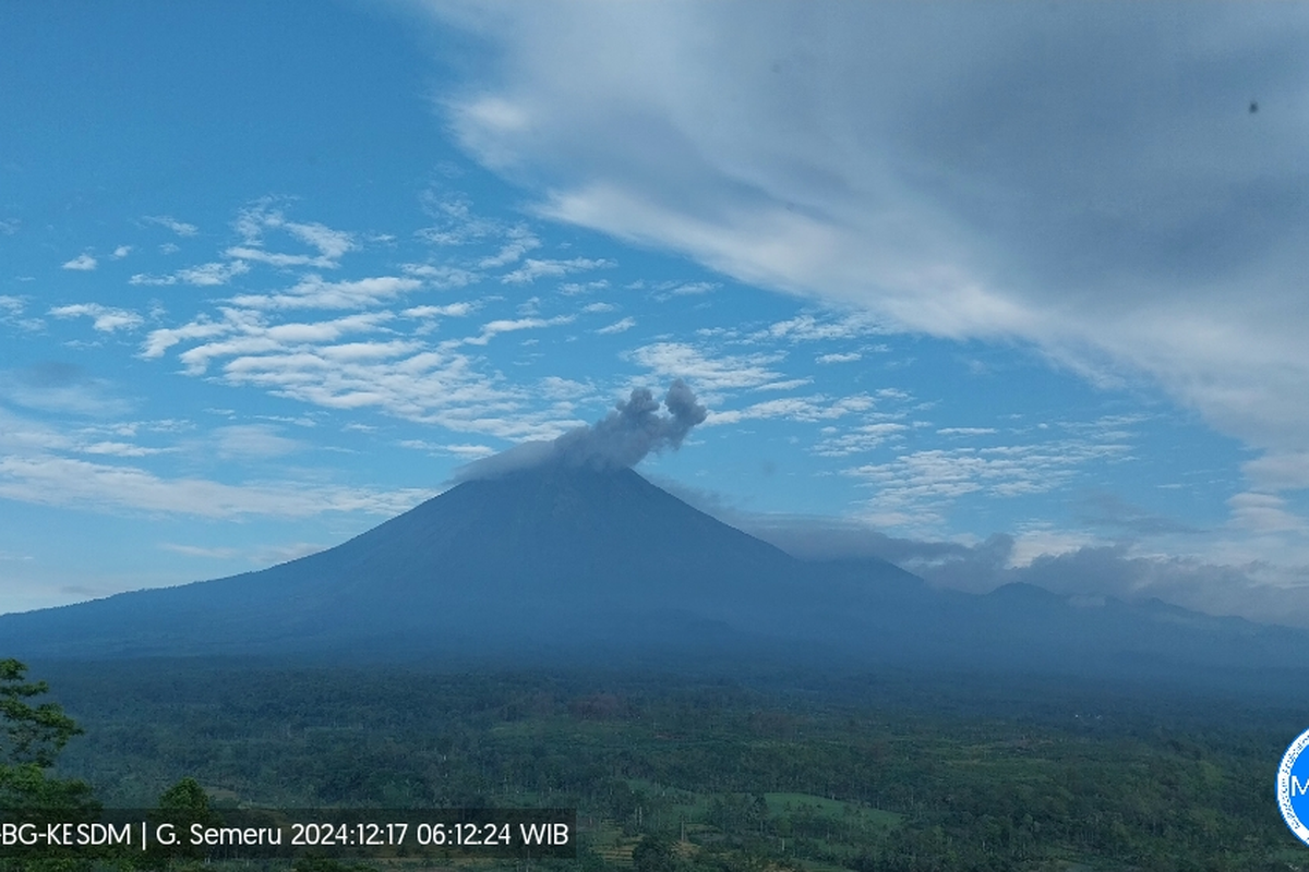 Gunung Semeru Alami Erupsi, Semburkan Abu Setinggi 1.000 Meter
