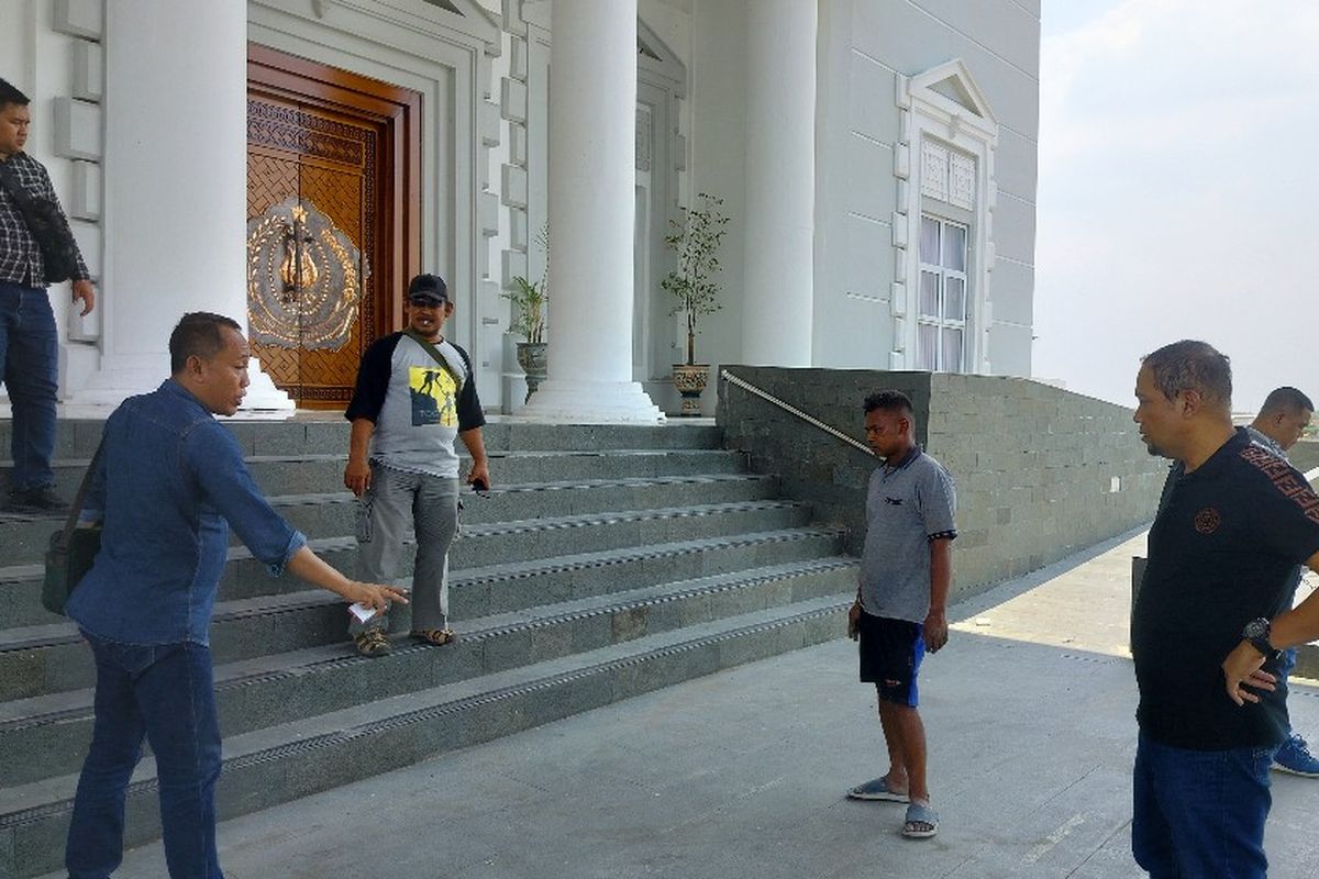 Ambles 10 Cm, Teras Kantor Pemkab Brebes Mulai Diperbaiki, Target ...