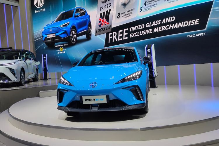 Foto : Duel Hatchback Listrik MG4 EV Vs BYD Dolphin Premium di IIMS 2025