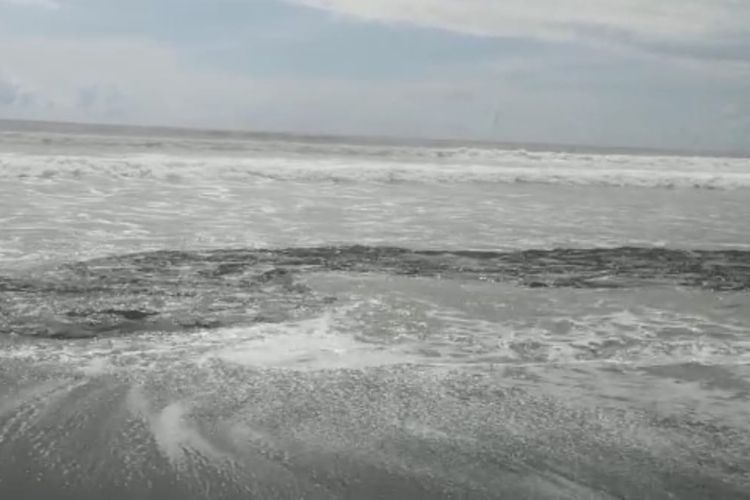 Foto : Kapal Tangker Bermuatan Aspal Karam, Cemari 70 Km Pantai di Nias ...