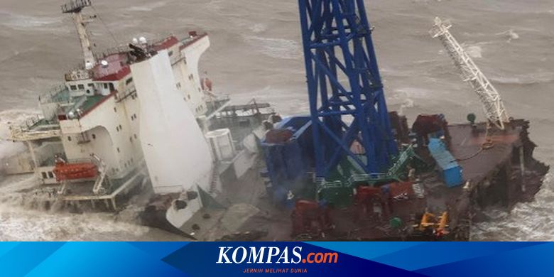 Detik-detik Penyelamatan Kru Kapal Hong Kong yang Terbelah di Laut ...