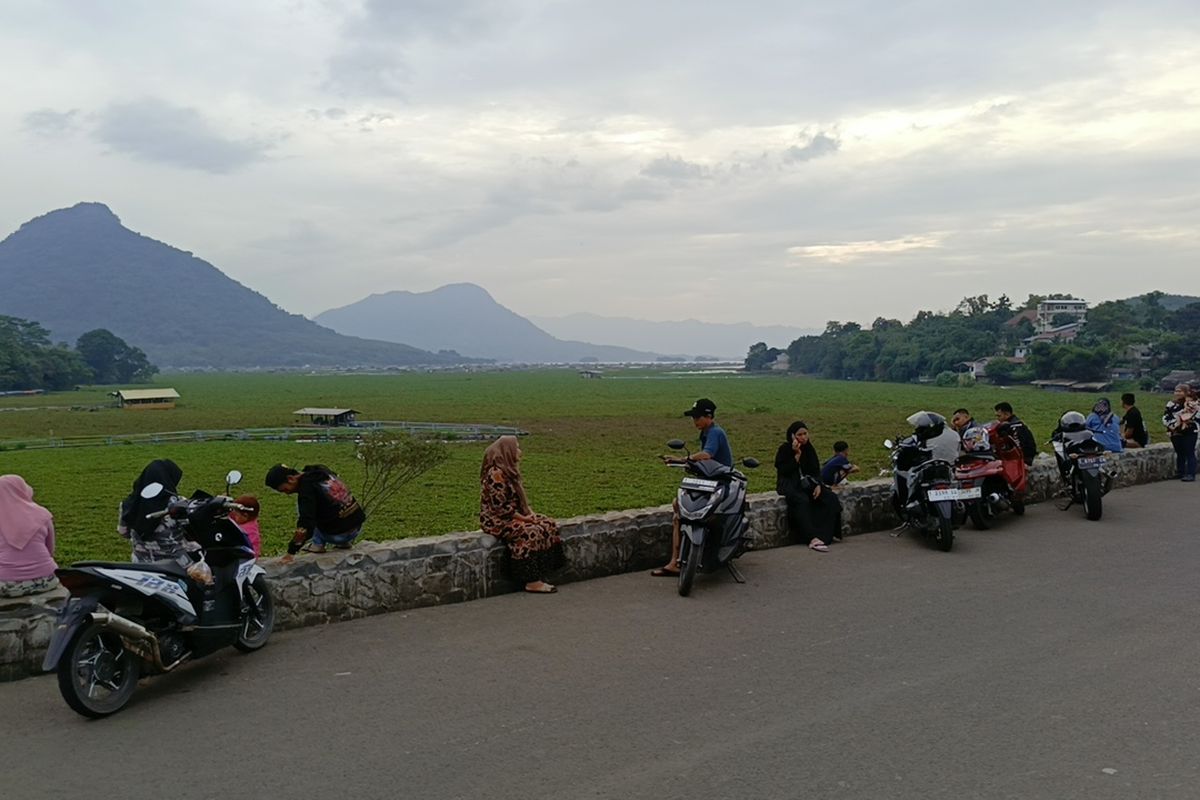 Tanggul Kayat, Lokasi Favorit Ngabuburit Warga Purwakarta, Pemandangan ...