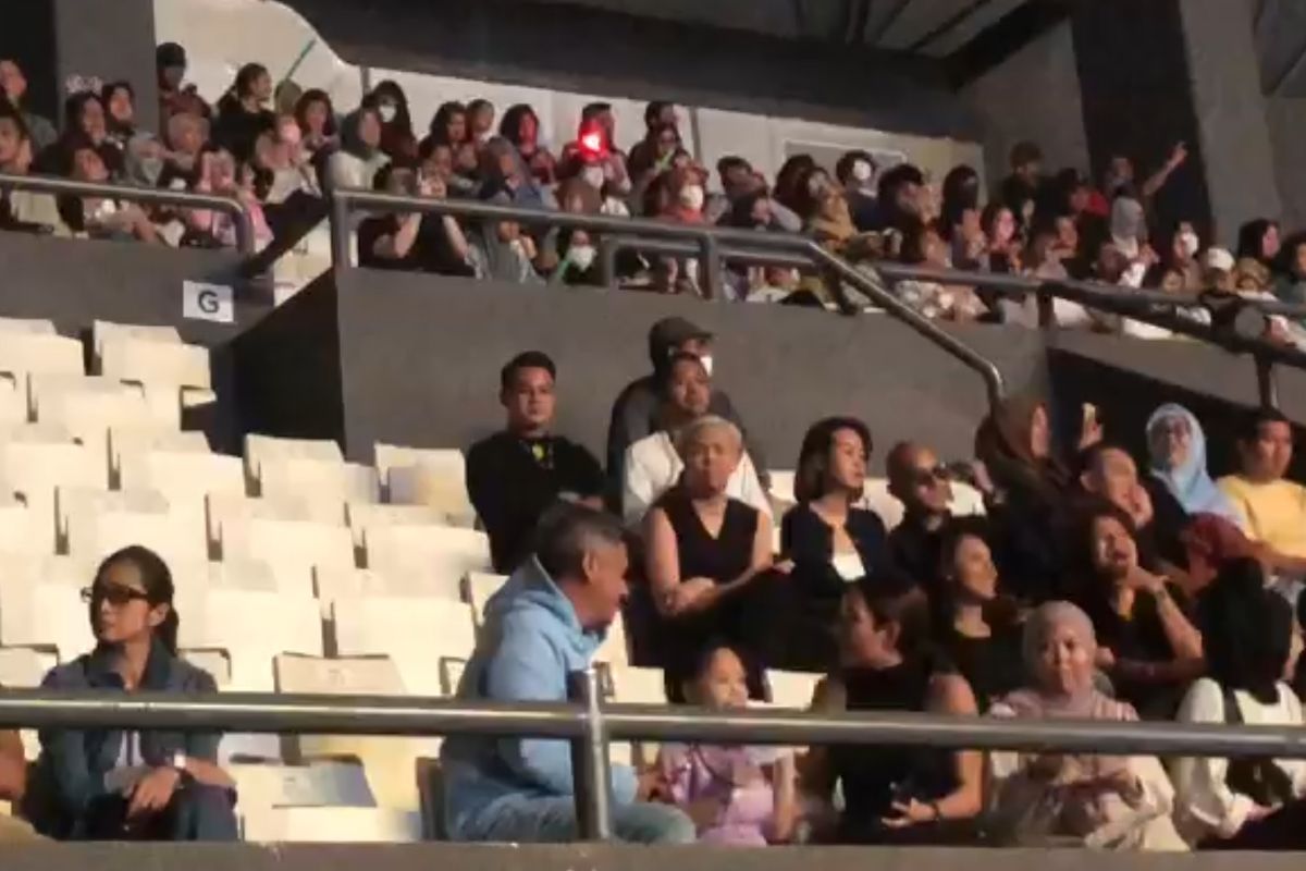 Gading, Gisel, dan Gempi Kompak Nonton Konser Yura Yunita