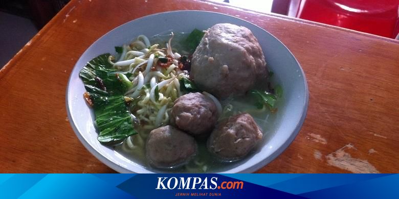 Mencicipi Bakso Rudal di Pinggir Rel Stasiun UI
