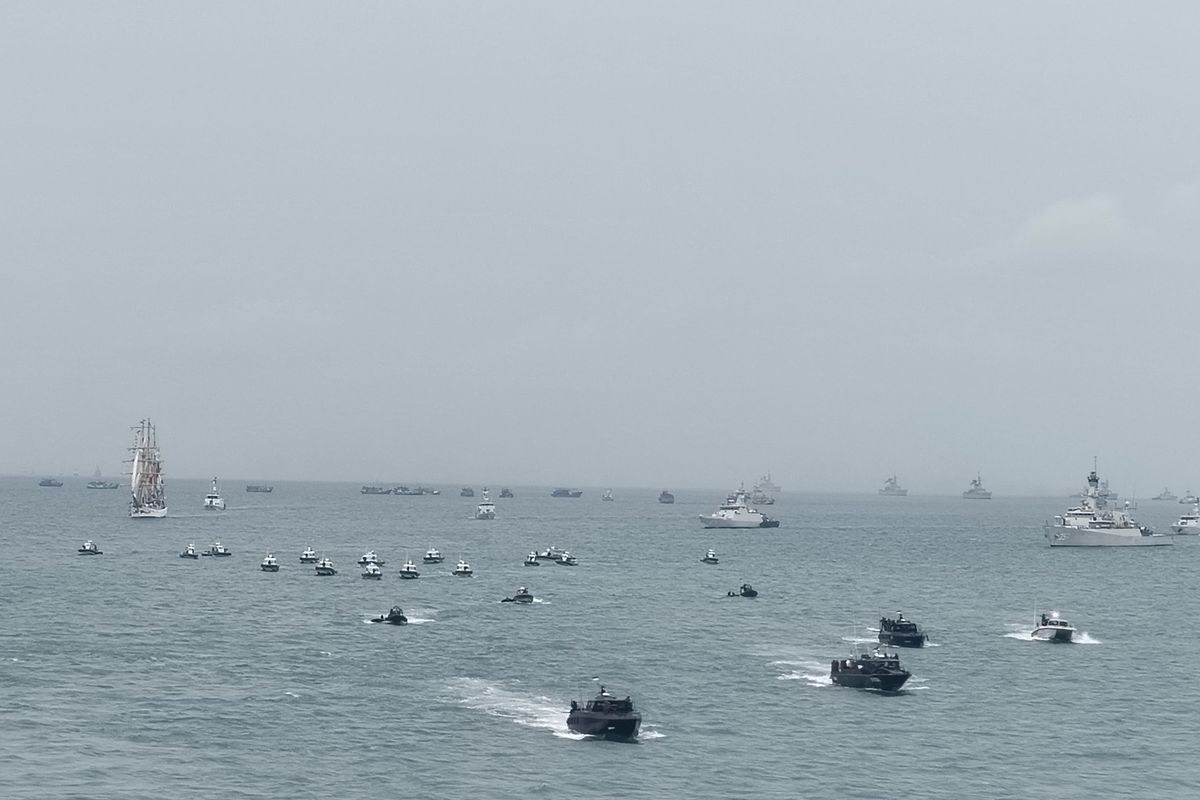 Parade Kapal Perang hingga Kapal Selam Meriahkan HUT TNI AL di Teluk Jakarta