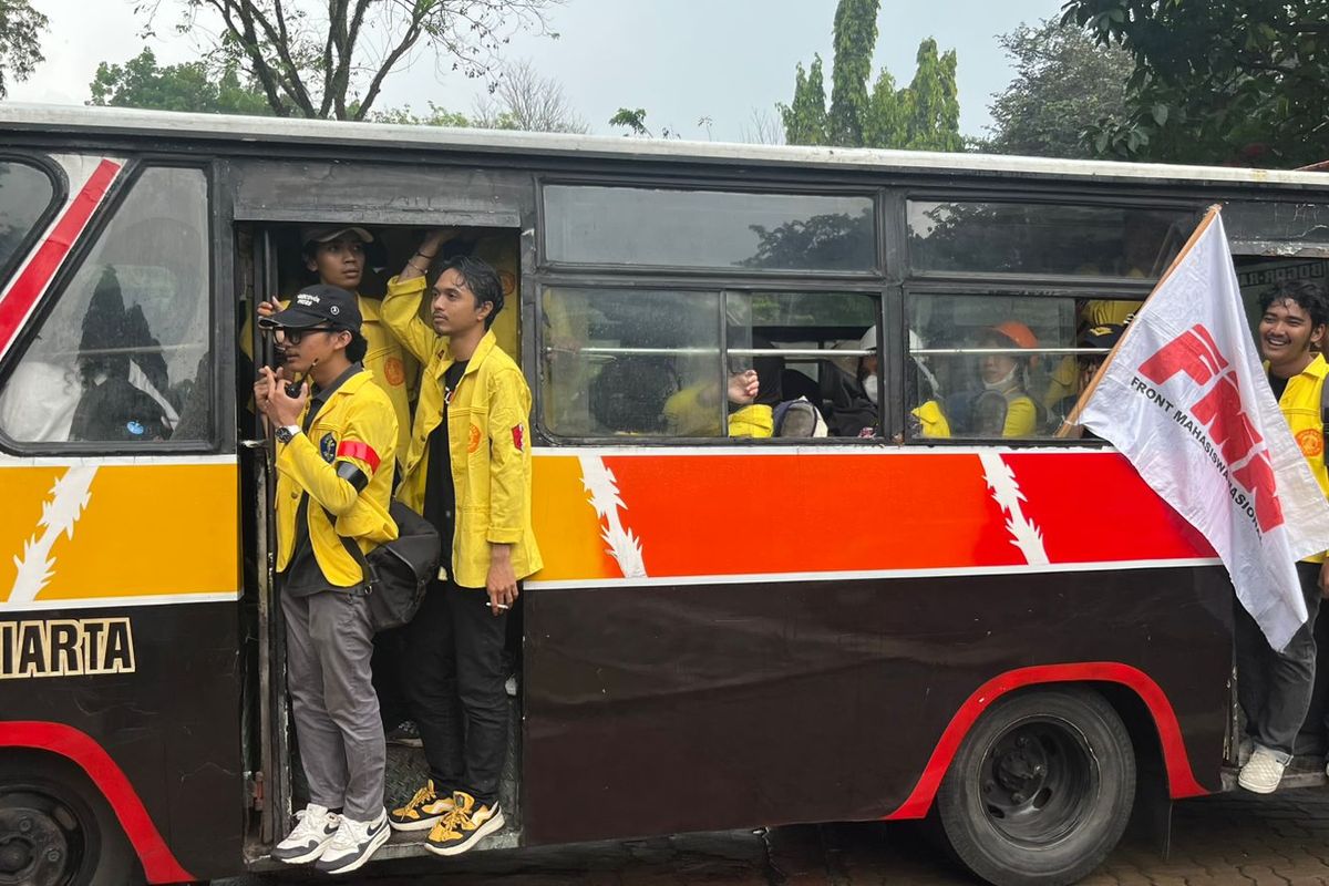 BEM UI Demo di DPR: Kita Kawal Terus 17+8 Tuntutan Rakyat