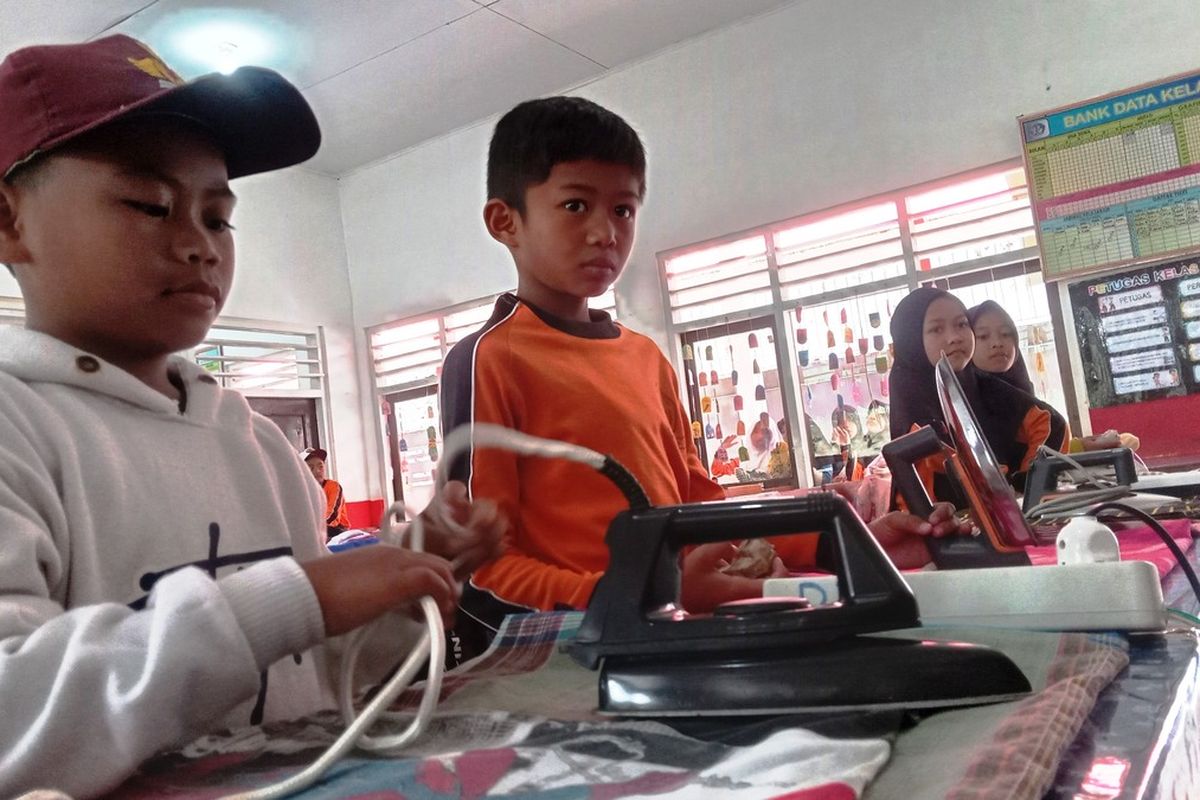Guru Ajarkan Murid Menyetrika Baju, Disdik Cianjur: Pendidikan Tak Sebatas Nilai Akademik