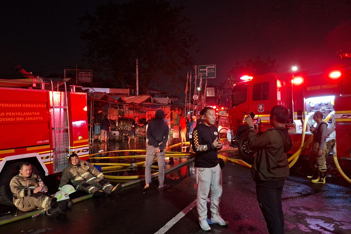 Tiga Jam Melawan Kobaran Api, Kebakaran Kampung Pasar Jiung Kemayoran ...