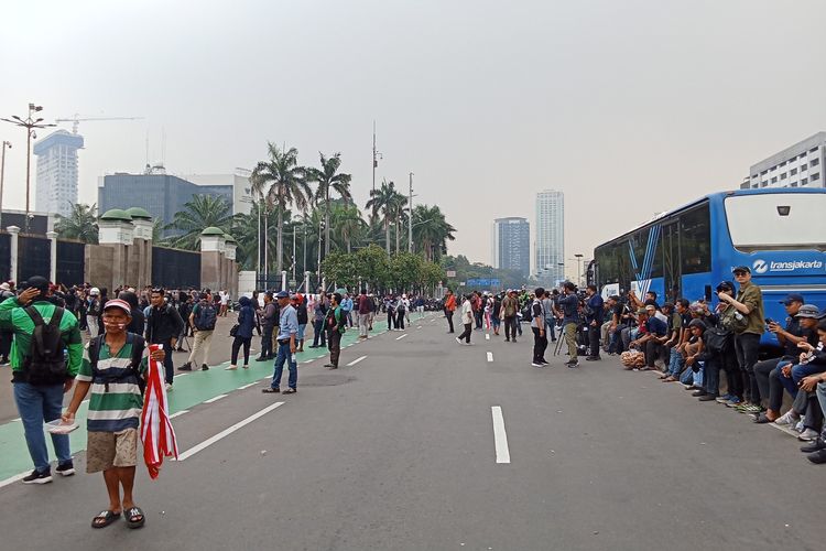 Demo 25 Agustus 2025 di Depan Gedung DPR: Jalan Gatot Subroto Ditutup, Transjakarta Masih Bisa Lewat