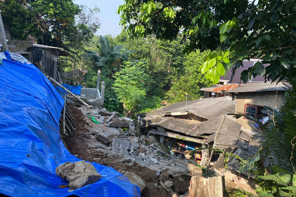 Turap Longsor Timpa Rumah Warga di Cipayung, Bangunan di Atasnya Ikut ...