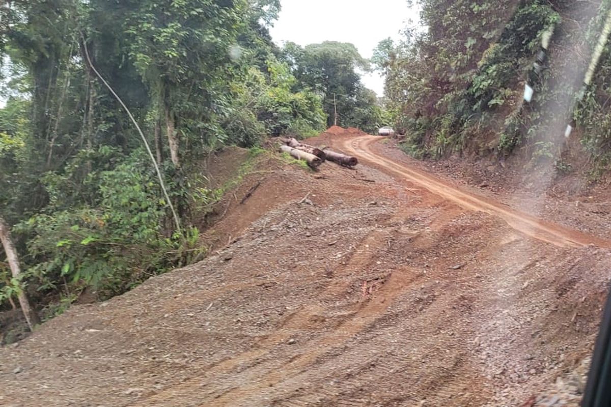 Uji Nyali Jalan Tanah Penuh Tanjakan Jalur Malinau-Krayan, Medan Berat ...