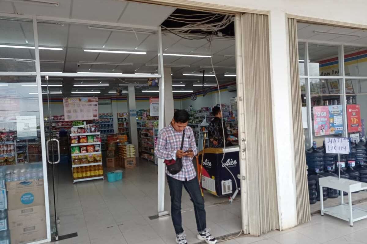 Salah Injak Rem, Mobil Innova di Palembang Tabrak Pintu Kaca MInimarket ...