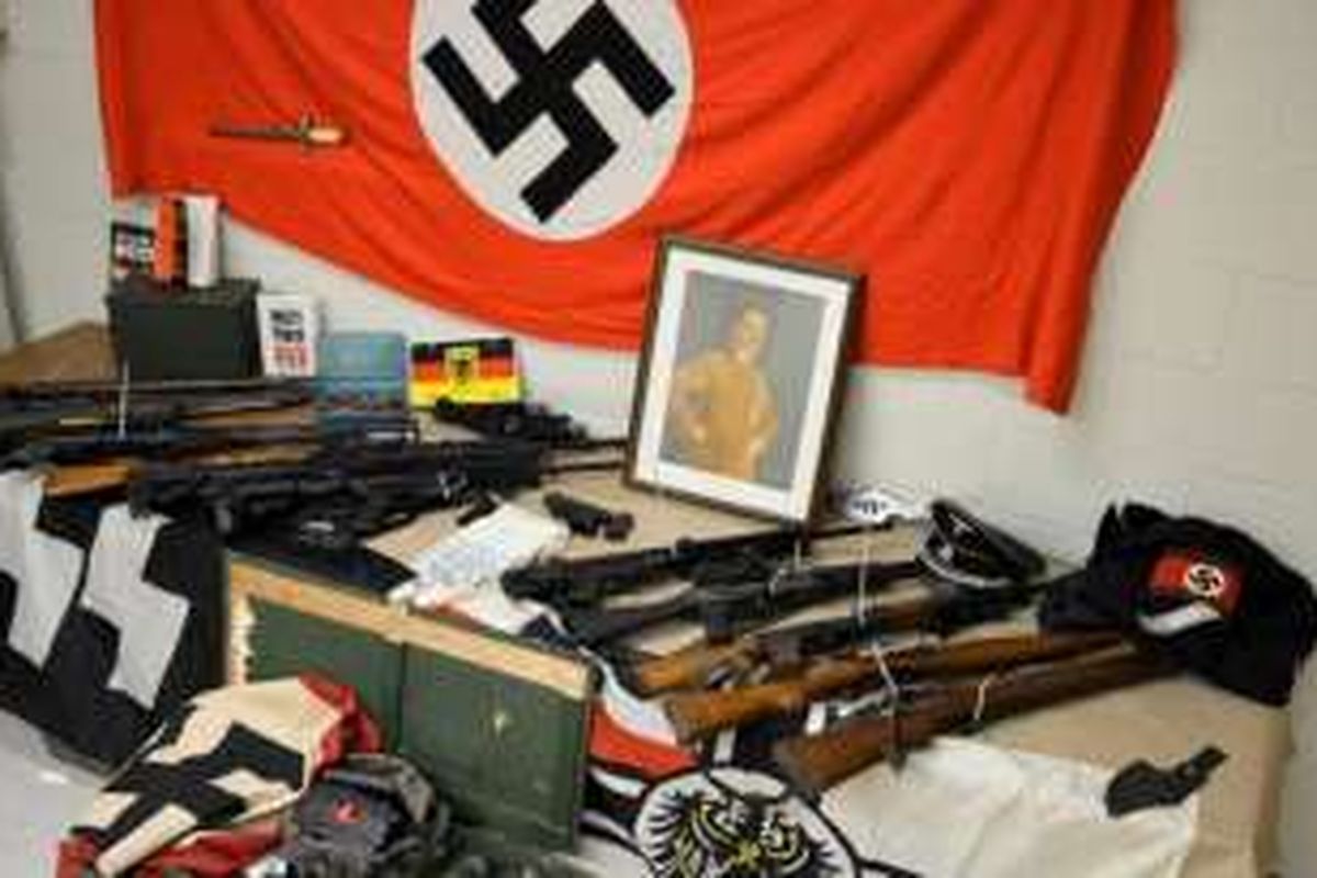 Simpan Sejumlah Senjata Api dan Bendera Nazi, 2 Pria New York Ditahan