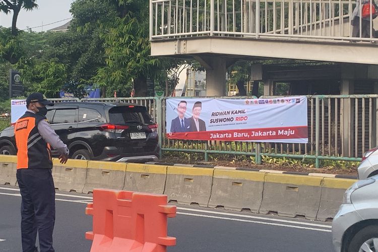 Jelang Pendaftaran, Spanduk RK-Suswono Tersebar di Jalan Salemba Raya ...