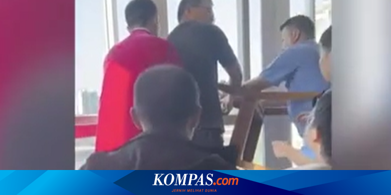 Momen Menegangkan Penyelamatan Kakek yang Tergantung Terbalik di Ketinggian 45 Meter di China