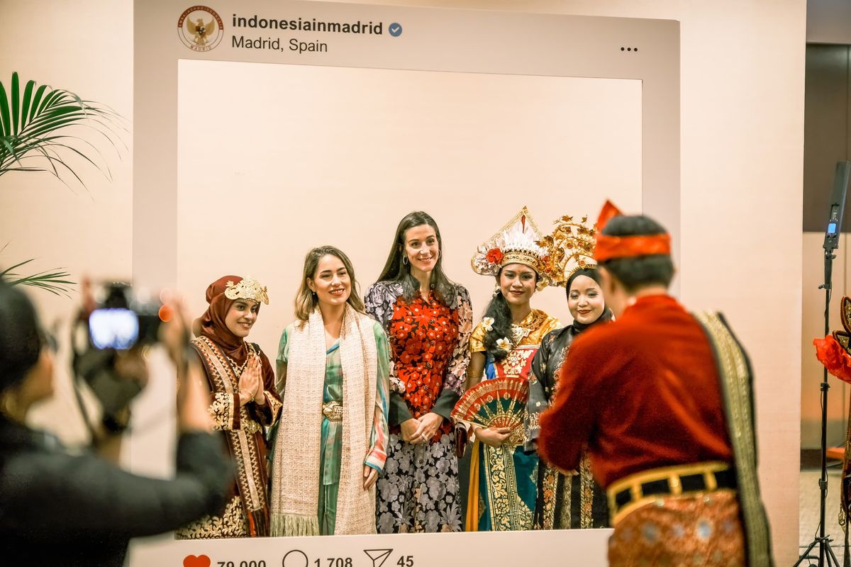 Di Resepsi Diplomatik KBRI Madrid, Tamu Diberi Bingkisan Bahan dan ...