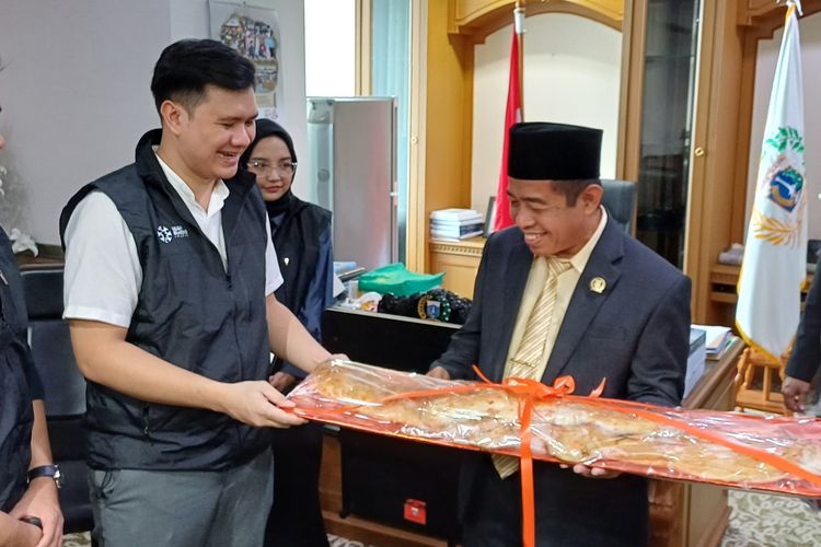 Bawa Roti Buaya Simbol Kesetiaan, Inisiator "Desak Anies" Temui DPW PKS ...