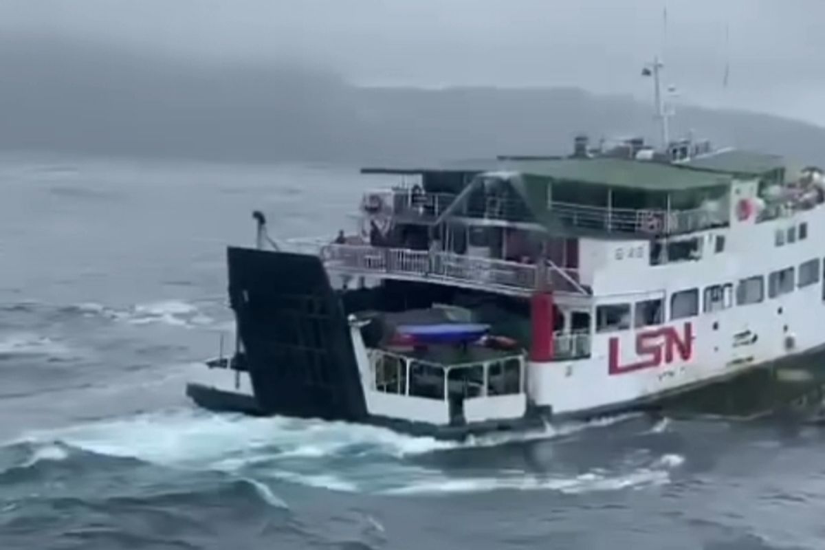 Viral, Video Kapal Penumpang Terombang-ambing Saat Seberangi Selat Bali