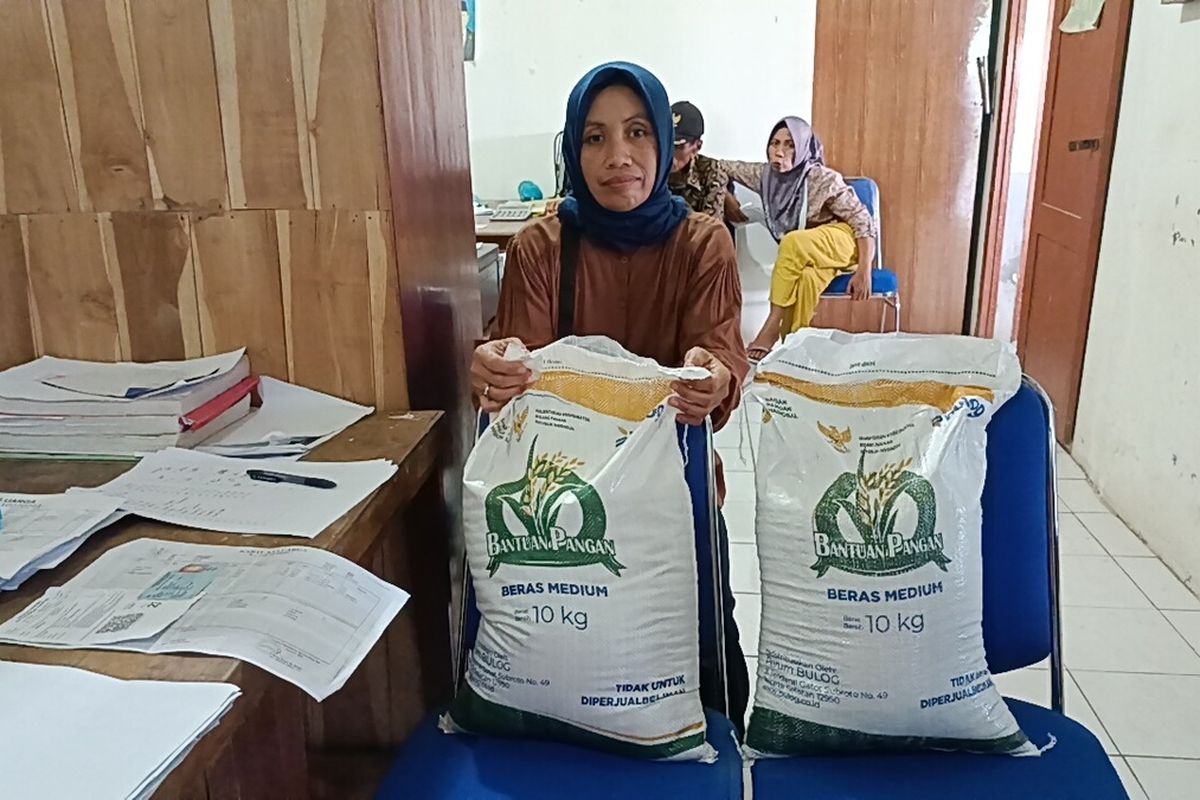 Senangnya Warga Blora Dapat Bantuan Beras 20 Kilogram