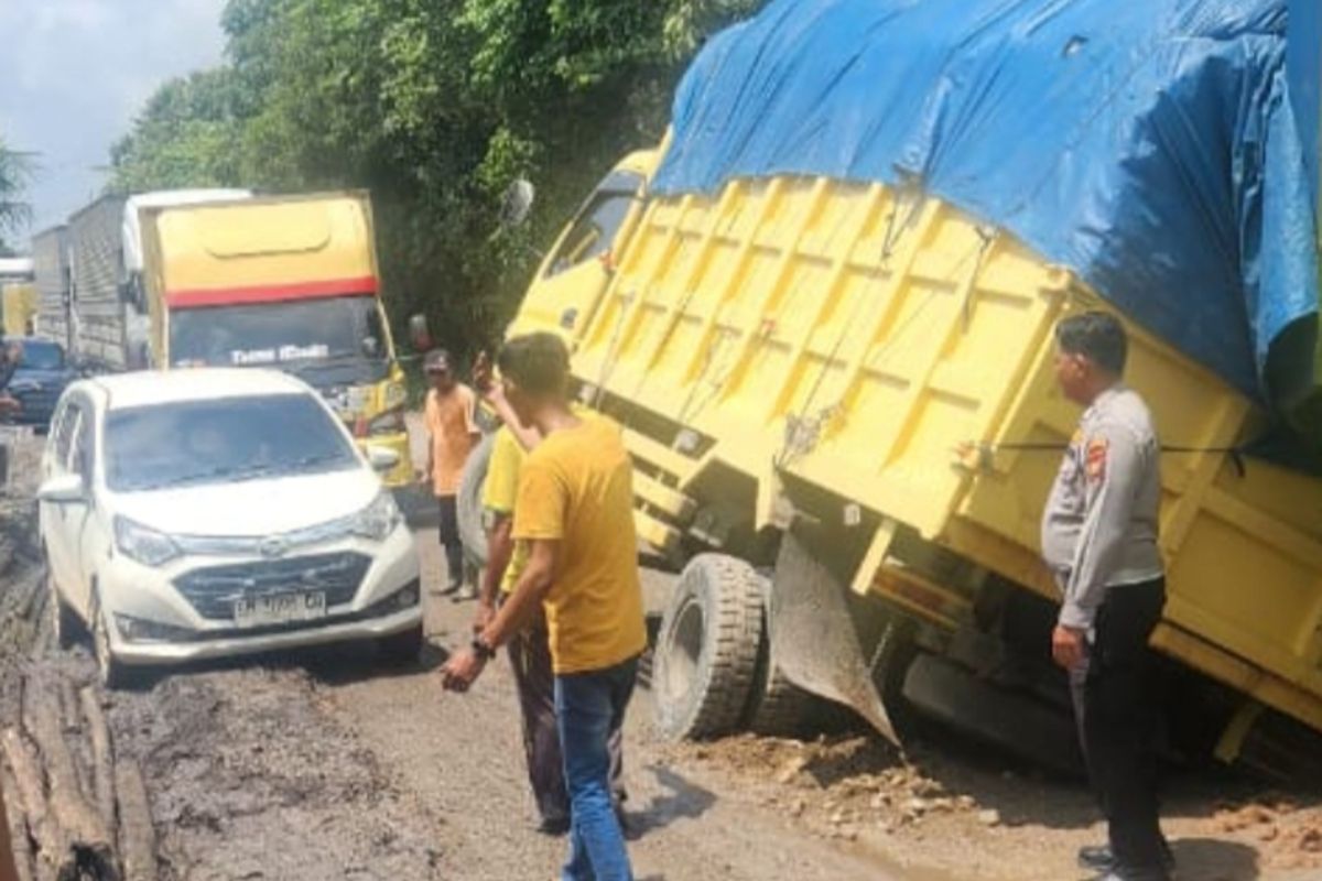 Jalan Lintas Sumatera Riau Macet karena Truk Terjebak di Jalan Rusak