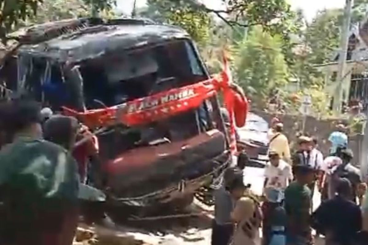 Bus Rombongan Nakes RS Jember Terguling, Diduga Akibat Rem Blong Usai Liburan ke Bromo, 8 Orang ...