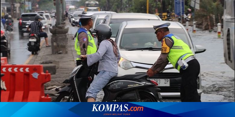Jalur Pantura Demak Berlumut karena Terus Terendam Banjir Rob, Banyak Motor Tergelincir