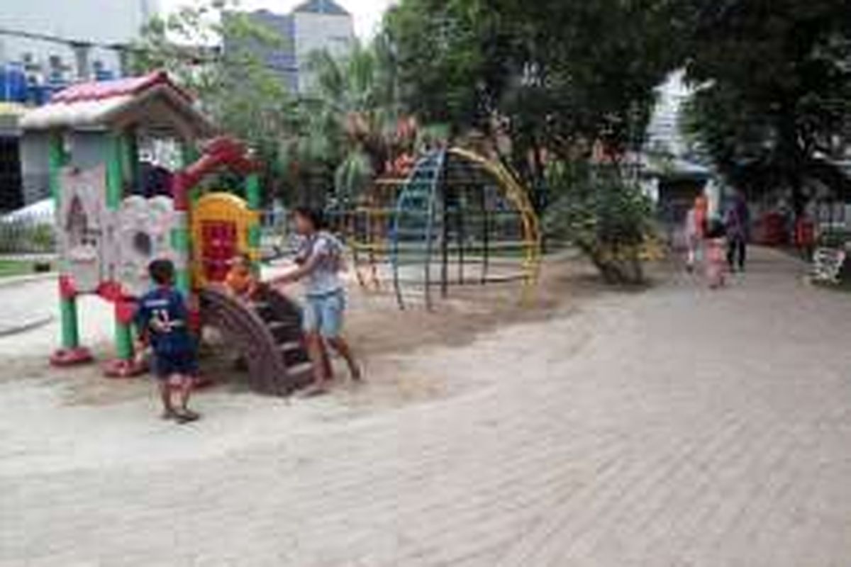 Sore Hari di Tengah Asrinya RPTRA Kenanga