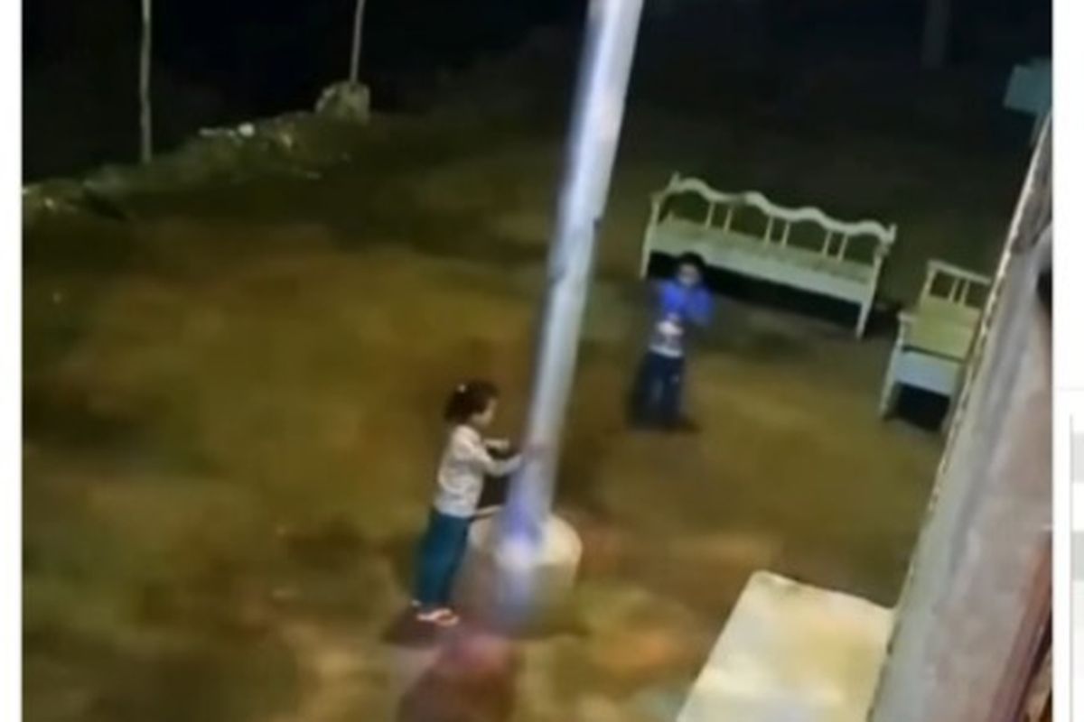 Viral, Video Bocah Tersetrum Tak Bisa Lepas dari Tiang Listrik, Ahli ...