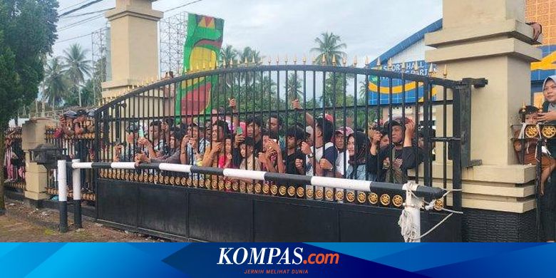 Warga Padati Polres Padang Pariaman, Berteriak Minta Pembunuh Gadis Penjual Gorengan Diperlihatkan
