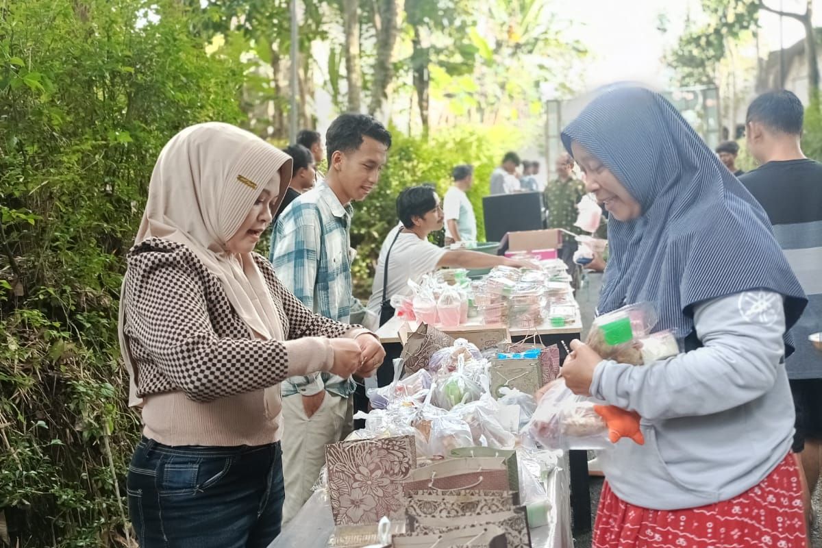 Membangun Solidaritas Kemasyarakatan Melalui Pembagian Takjil Gratis di Salatiga